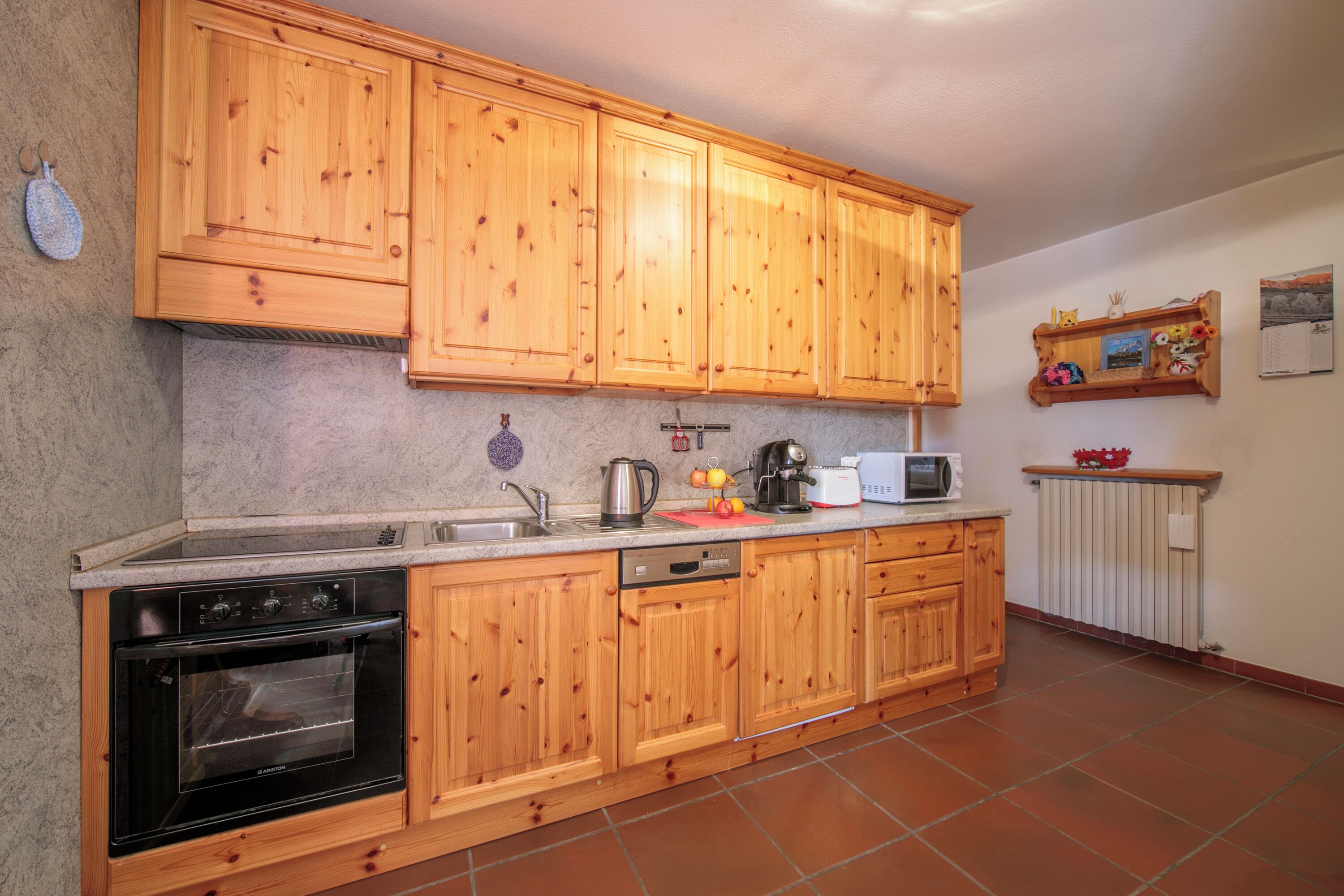 Apartamento Familiar, 2 quartos, 2 casas de banho (Martina Ski in - Ski out 50m) | Cozinha privada | Uma cafeteira/bule, um micro-ondas, um forno, uma placa de cozinha 
