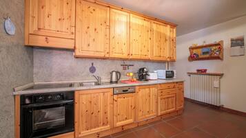 Apartamento Familiar, 2 quartos, 2 casas de banho (Martina Ski in - Ski out 50m) | Cozinha privada | Uma cafeteira/bule, um micro-ondas, um forno, uma placa de cozinha