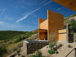 Quarto Superior | Edredões de penas, cofre no quarto, ferro/tábua de engomar 