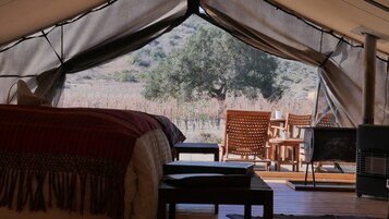 Quarto casal standard | Edredons de pluma, cofres nos quartos, ferros/tábuas de passar roupa