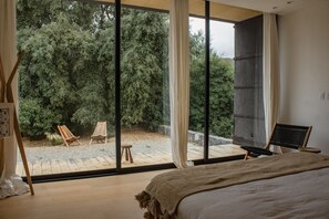 Casa Design (House 32) | Edredões de penas, cofre no quarto, ferro/tábua de engomar 