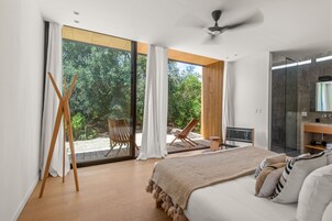 Casa Design (House 32) | Edredões de penas, cofre no quarto, ferro/tábua de engomar 