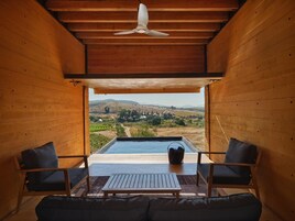 Quarto superior | Edredons de pluma, cofres nos quartos, ferros/tábuas de passar roupa