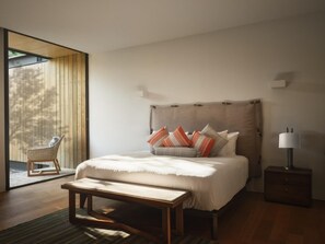 Casa Design (House 33) | Edredões de penas, cofre no quarto, ferro/tábua de engomar 