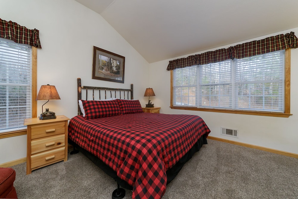 Lazy Bear Lair - Adorable Bear-themed Rustic Retreat Minutes From Downtown Helen - Helen, GA