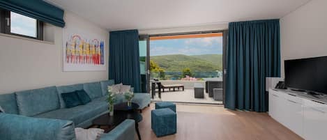 Apartamento luxo, 1 quarto, sauna seca, vista para o mar | Área de estar | TV de tela plana
