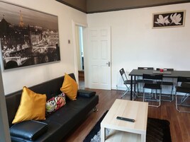 Apartamento | Sala de estar | Televisor de ecrã plano de 30 polegadas com canais digitais, televisor 