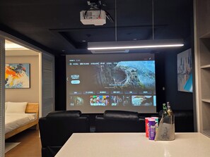 Cinema Suite | Sala de estar | TV de ecrã plano, piso aquecido