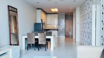 Apartamento, 2 quartos, Vista para a cidade | Sala | TV de ecrã plano