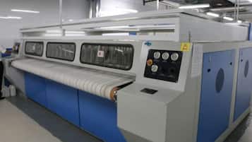 Uma máquina industrial grande com painéis de controle e exaustores.