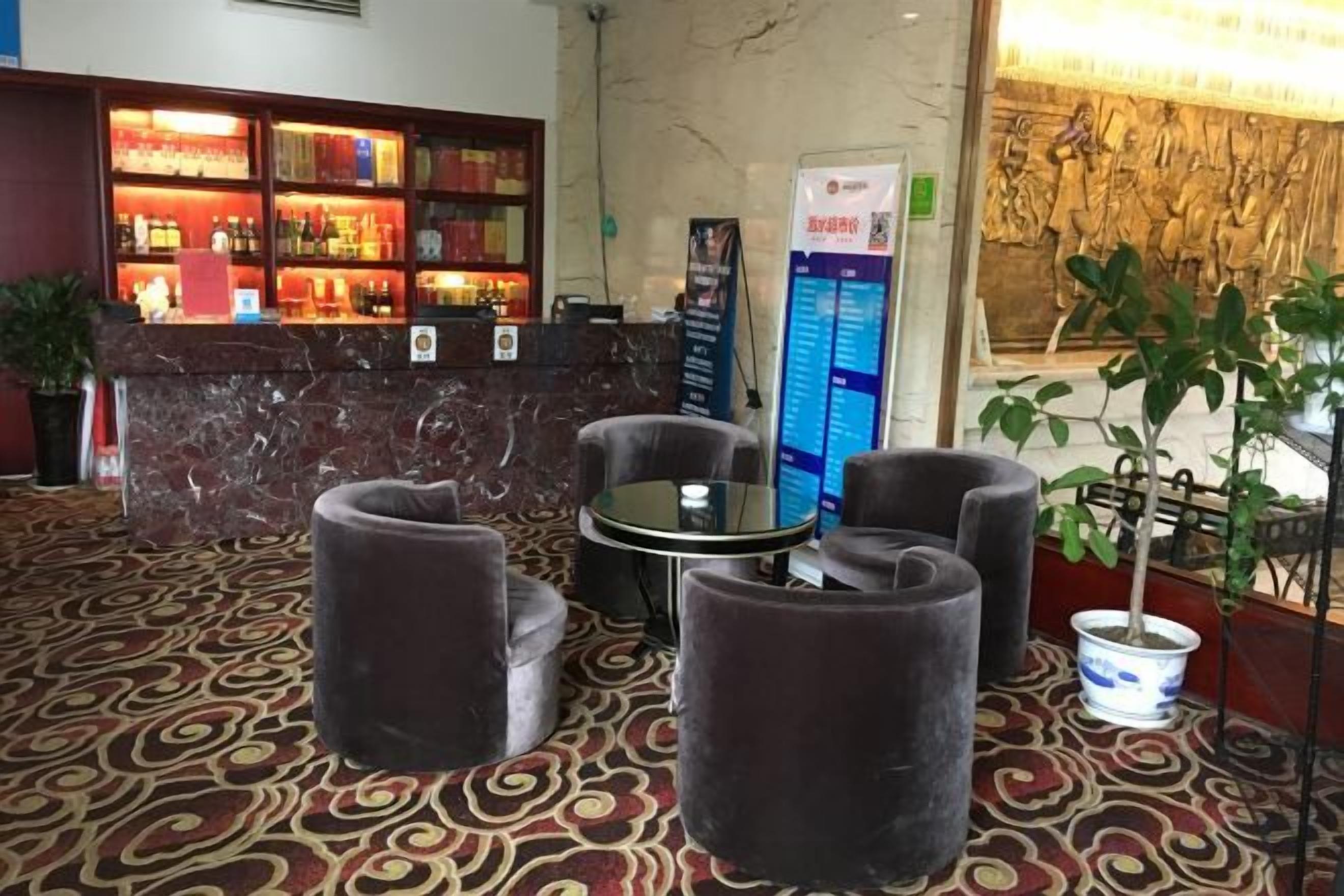 Um hall de entrada com balcão de recepção, área de estar e diretório digital.