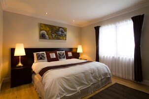 Roupas de cama premium, cofres nos quartos, escrivaninha