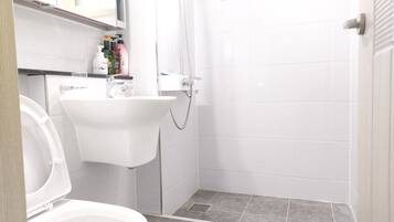 Um polibã, um secador de cabelo, chinelos, toalhas fornecidas