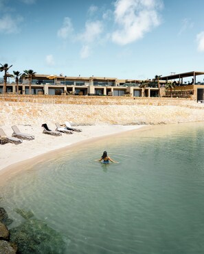 Praia particular, areia branca, bar na praia 
