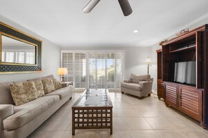 Apartamento em Condomínio Fechado, 1 quarto | Sala | TV de ecrã plano