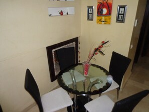 Apartamento, 2 quartos, fumadores, varanda | Sala de jantar
