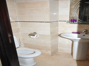 Apartamento, 2 quartos, fumadores, varanda | Casa de banho | Artigos de higiene pessoal grátis, toalhas fornecidas 