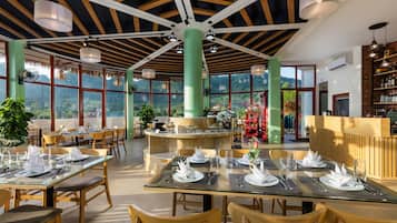 Café da manhã, almoço e jantar; culinária internacional