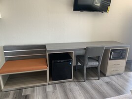 Quarto Individual Empresarial | Sala de estar | Televisor LED de 47 polegadas com canais por cabo, televisor