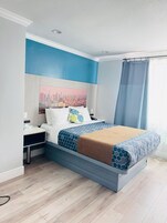 Quarto Individual Empresarial | Secretária, quartos insonorizados, roupa de cama fornecida