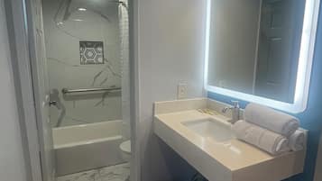 Quarto Lua de Mel | Casa de banho | Artigos de higiene pessoal grátis, um secador de cabelo, roupões