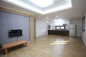 Apartamento em Condomínio Fechado (Green 1st floor) | Sala de estar | TV de ecrã plano, leitor de DVD, colunas inteligentes 