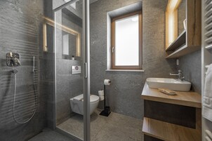 Quarto quádruplo família | Banheiro | Chuveiro, ducha de hidromassagem, produtos de toalete grátis