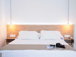 Quarto básico | Escrivaninha, Wi-Fi de cortesia, roupa de cama