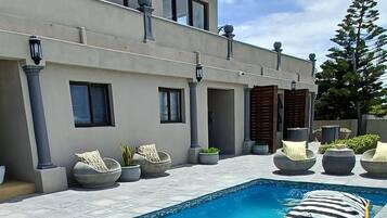 Piscina externa, espreguiçadeiras