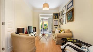 Apartamento, 1 quarto | Sala de estar | TV de tela plana