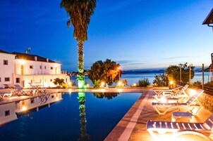 Piscina exterior sazonal, toldos gratuitos, guarda-sóis 