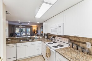 Apartamento em Condomínio Fechado, 2 quartos | Cozinha privada | Um frigorífico, uma cafeteira/bule, uma torradeira 