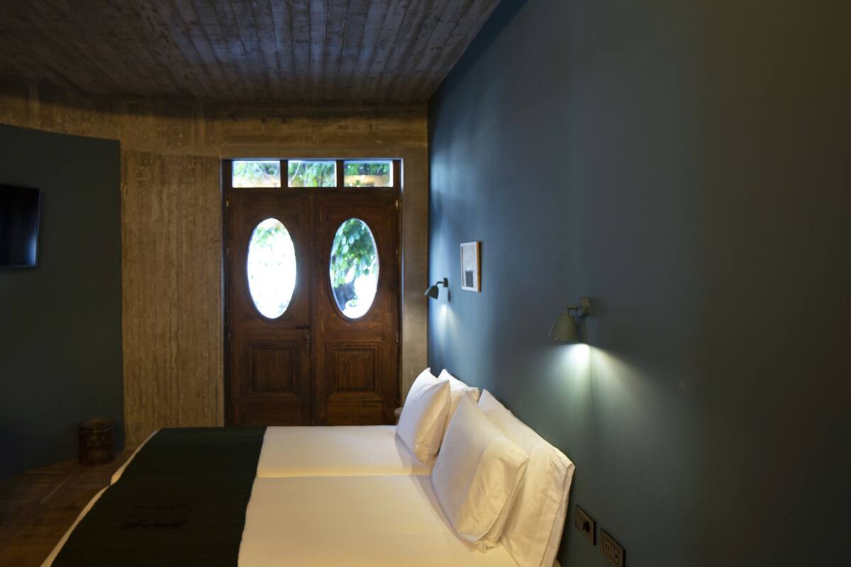 Black Island 14 | Edredões de penas, minibar, secretária 