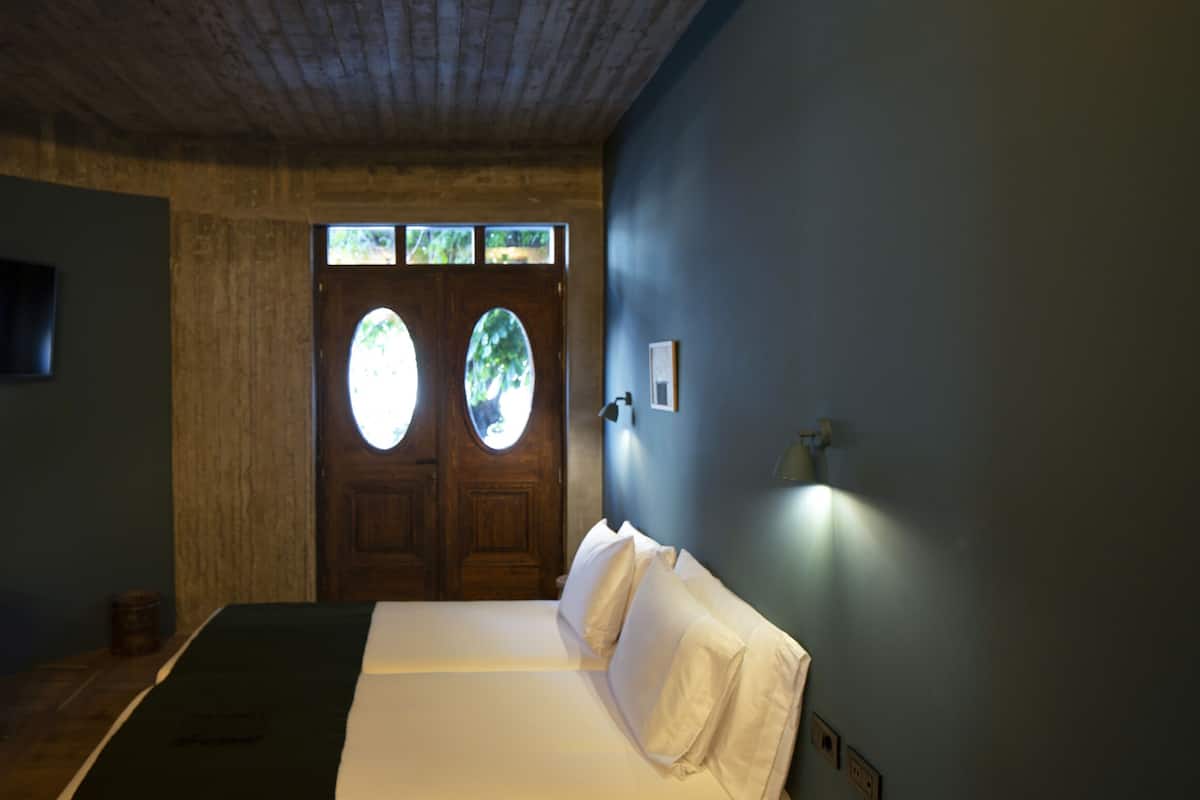 Black Island 14 | Edredons de pluma, frigobar, escrivaninha