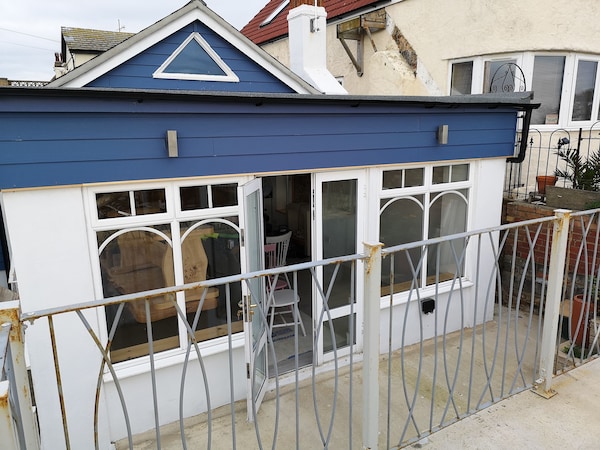 The Blue House - Detached 2 Bedroom Villa On A Sandy Beach Front - Clacton-on-Sea