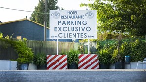 Sinalização para Hotel Restaurante El Cruce indicando 'Estacionamento Exclusivo para Clientes'.