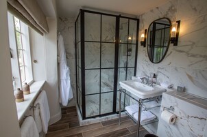 Quarto casal standard | Banheiro | Secador de cabelo, toalhas de banho, sabonete, shampoo