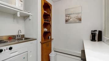 Quarto luxo, 1 cama Queen | Cozinha americana privada | Frigobar, micro-ondas, cafeteira/chaleira, torradeira