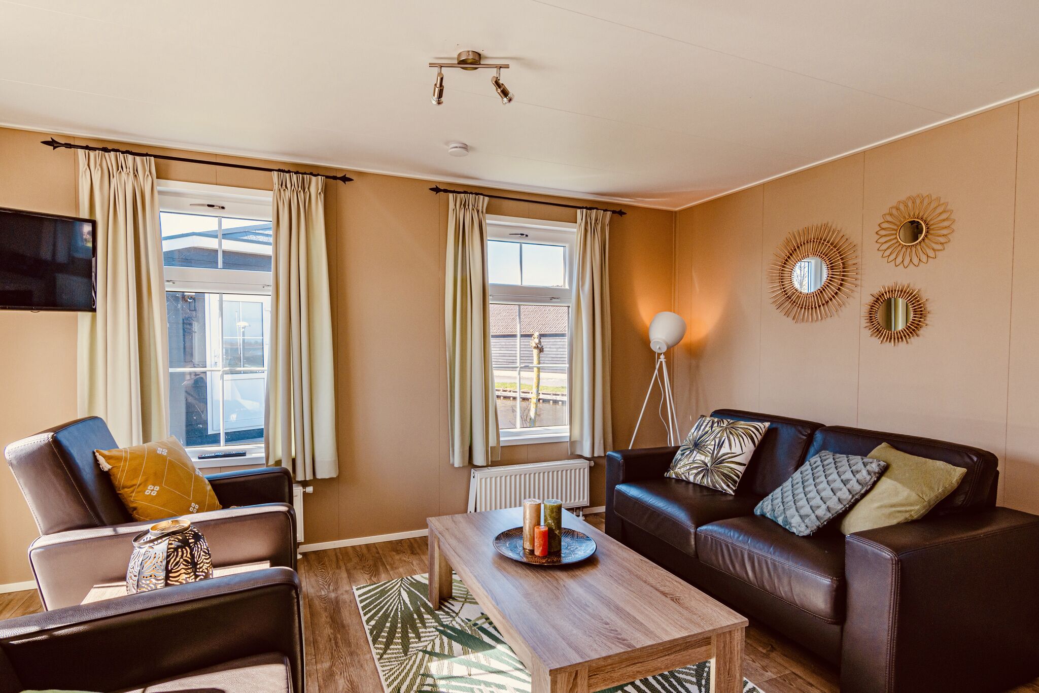 Cozy Chalet On Famous Smitsgracht Canal With Hardwood Deck And All Comforts. - Giethoorn