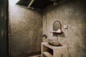 Quarto executivo | Banheiro | Chuveiro, chuveiro com efeito de chuva, toalhas de banho, sabonete