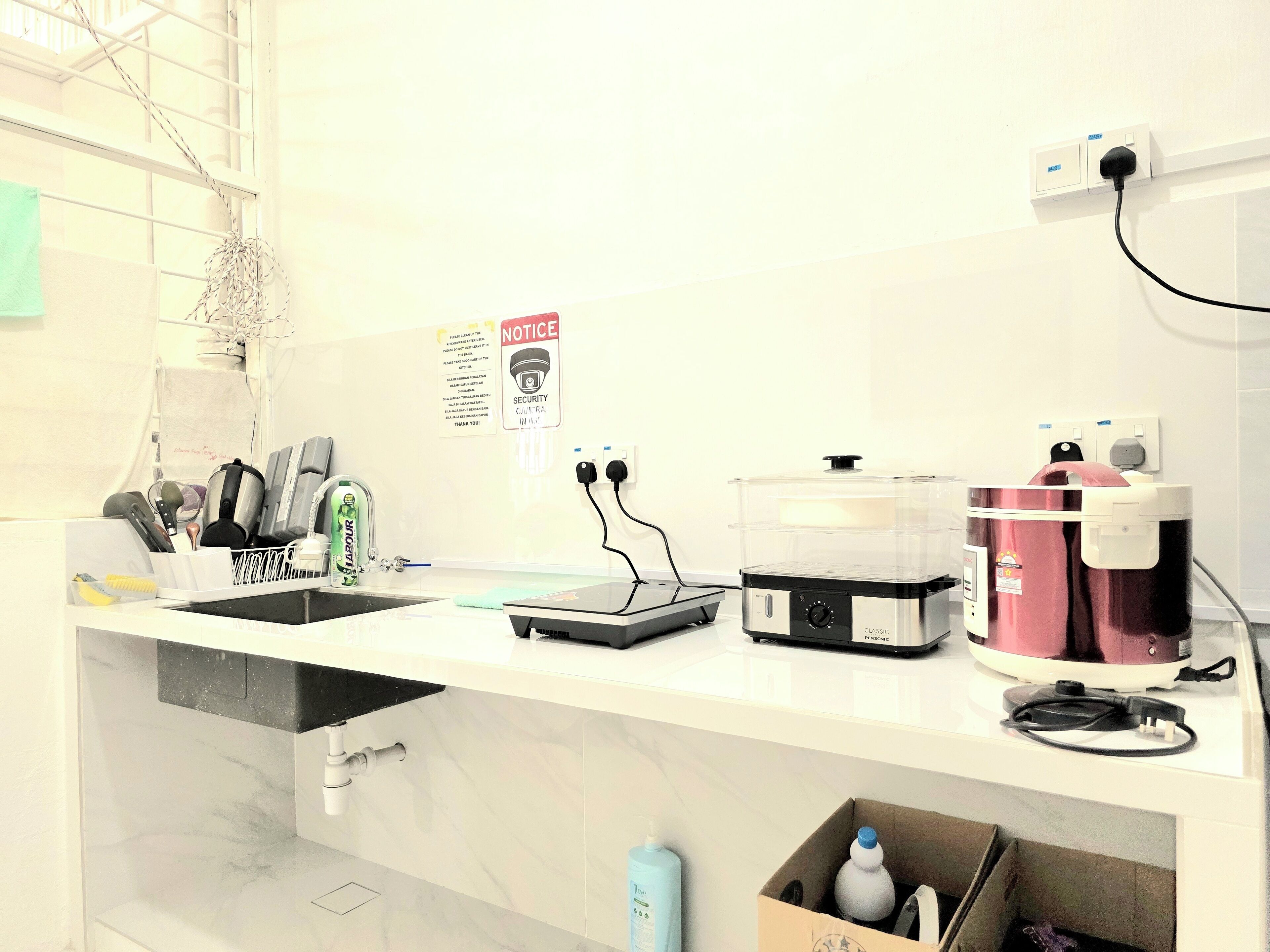 Refrigerador em uma área comum, micro-ondas em uma área comum