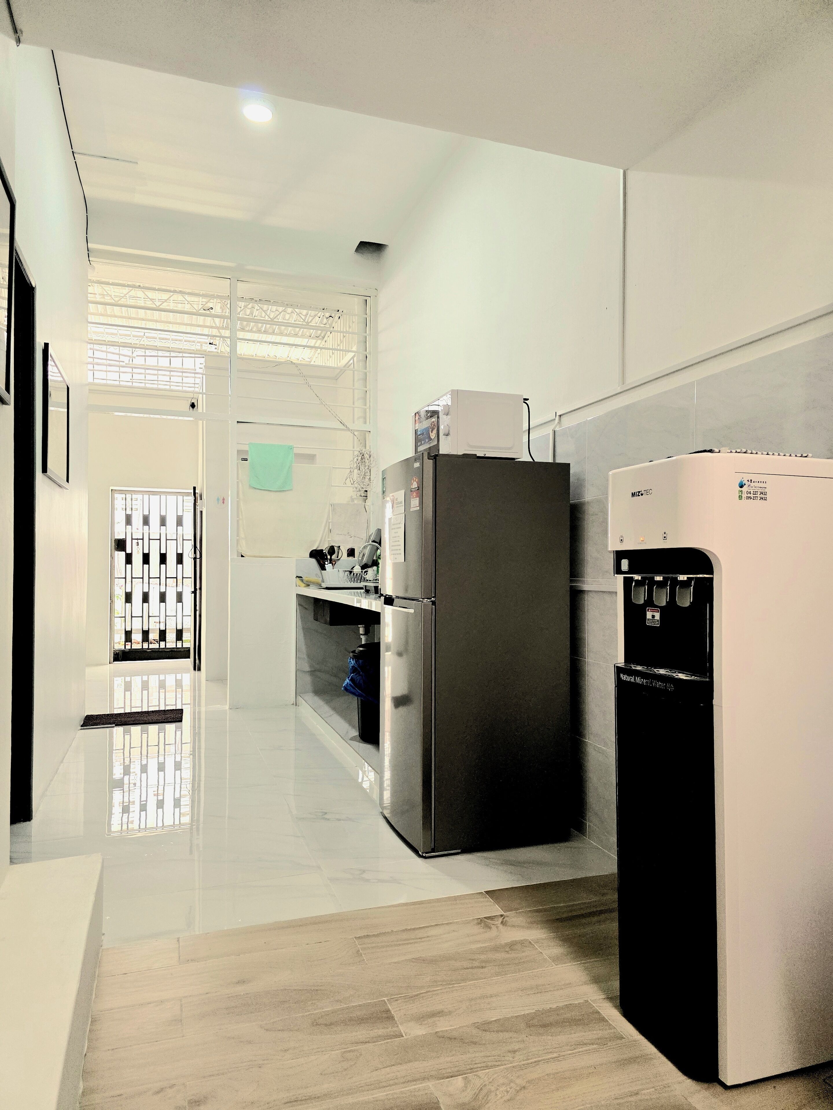 Refrigerador em uma área comum, micro-ondas em uma área comum