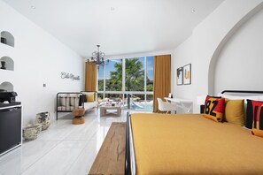 Platinum One-Bedroom Pool View | Minibar, cofre no quarto, secretária 