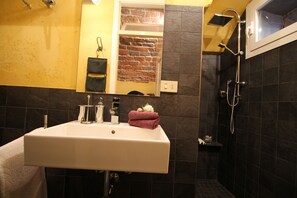 Apartamento, 1 quarto | Pia do banheiro