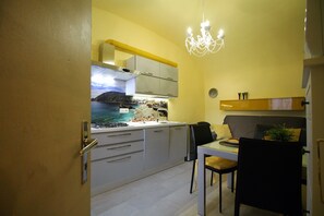 Apartamento, 1 quarto | Cozinha privada | Geladeira grande, micro-ondas, fogão, cooktop
