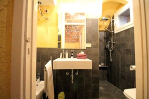 Apartamento, 1 quarto | Pia do banheiro