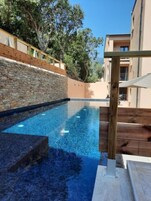 Piscina externa sazonal, guarda-sóis, espreguiçadeiras