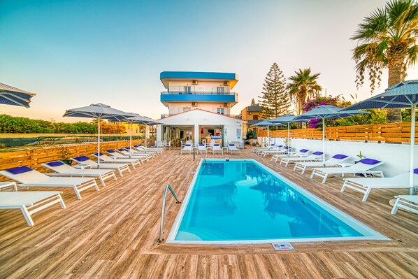 Piscina exterior sazonal, da(s) 10:00 à(s) 18:30, guarda-sóis 