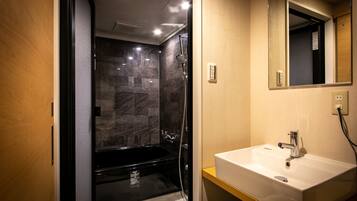 Quarto Premium, fumadores (Premium suite,E-Cigarettes Only) | Casa de banho | Um polibã, artigos de higiene pessoal grátis, um secador de cabelo