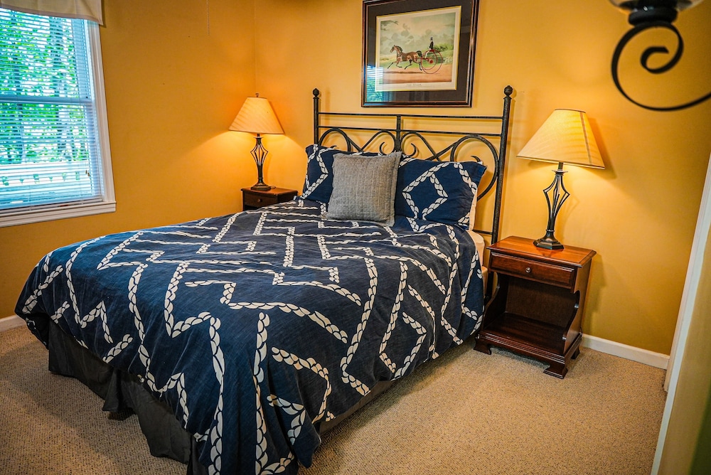 Fur Babies Welcome In This Wooded View Chalet! - Pine Mountain, GA